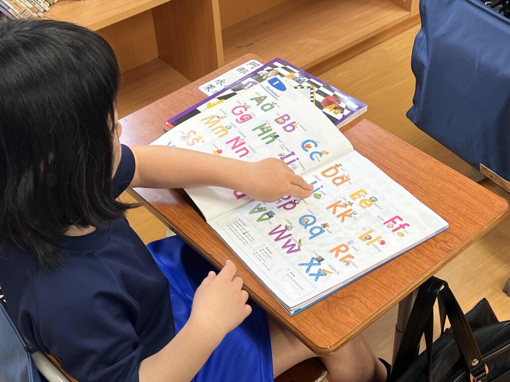 Grade 1 students enjoying their first class with Annabel Teacher | 学校法人 ...