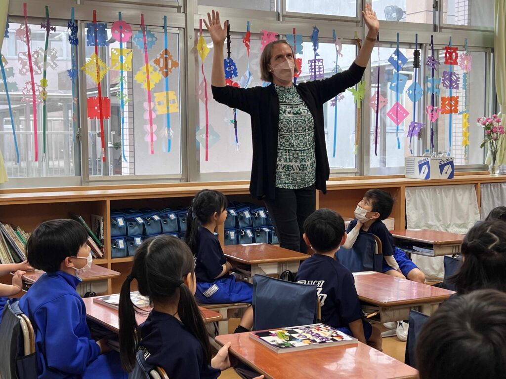 Grade 1 students enjoying their first class with Annabel Teacher | 学校法人 ...
